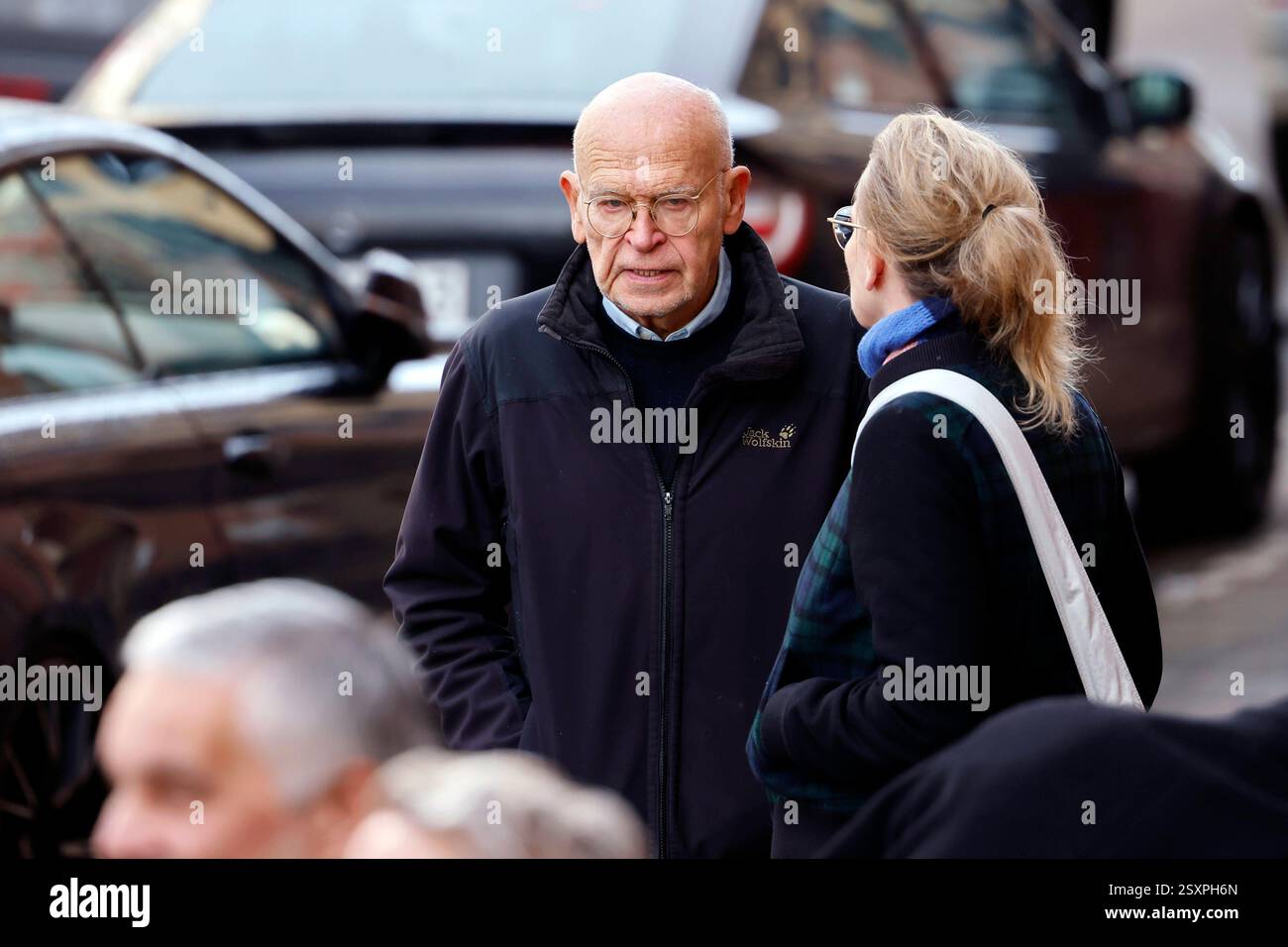 Journalist Günter Wallraff kommt in Begleitung zur offiziellen ...