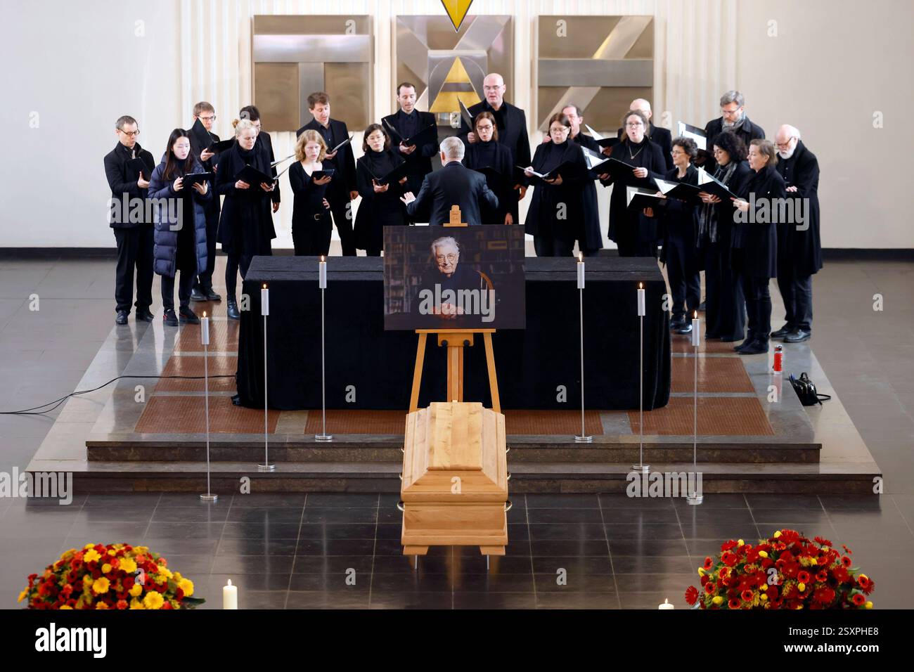 Der Sarg von Gerhart Baum liegt in der Kirche beim offiziellen ...