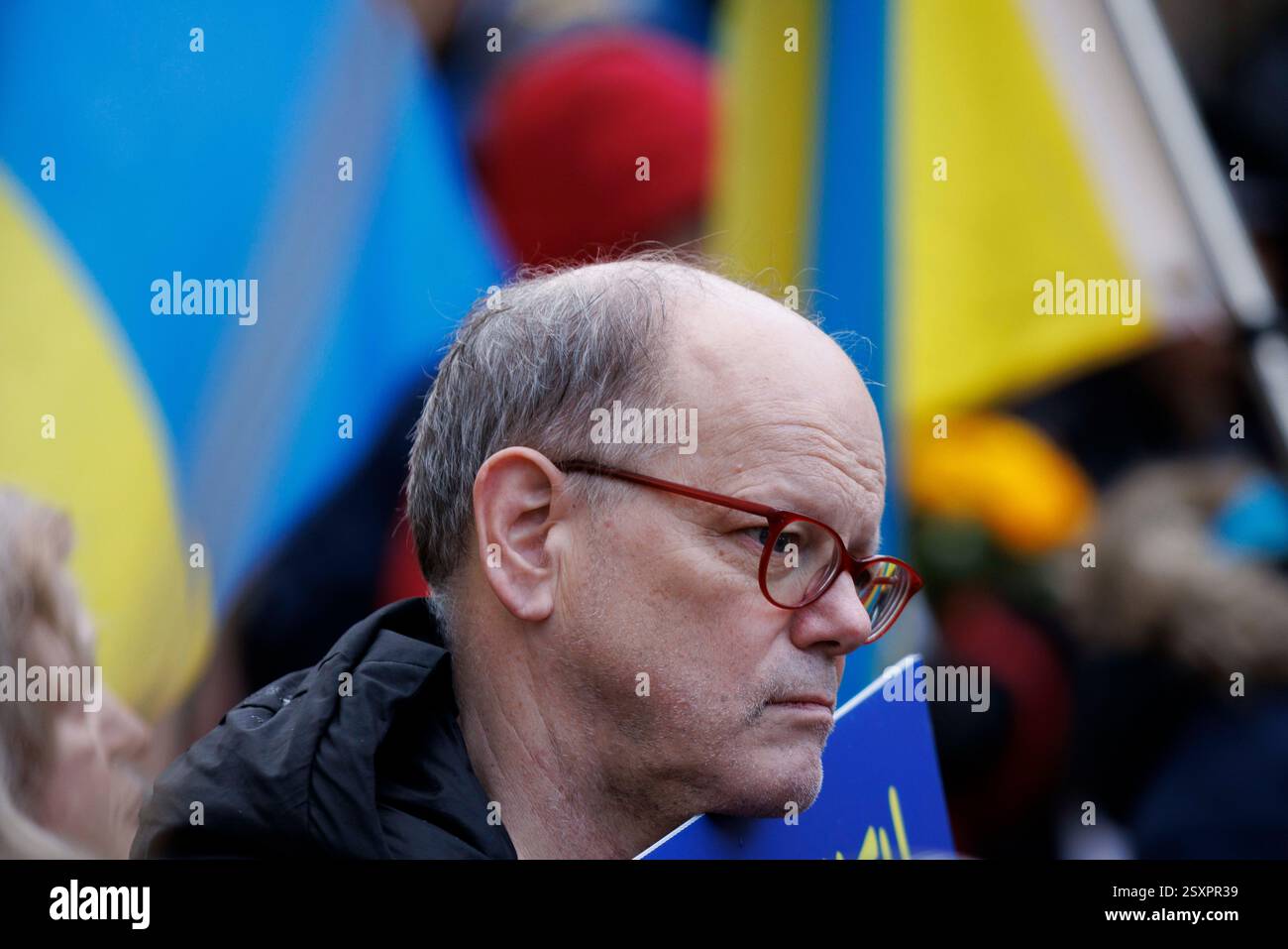 Several hundred people supporting the Portland, Oregon Ukraine ...