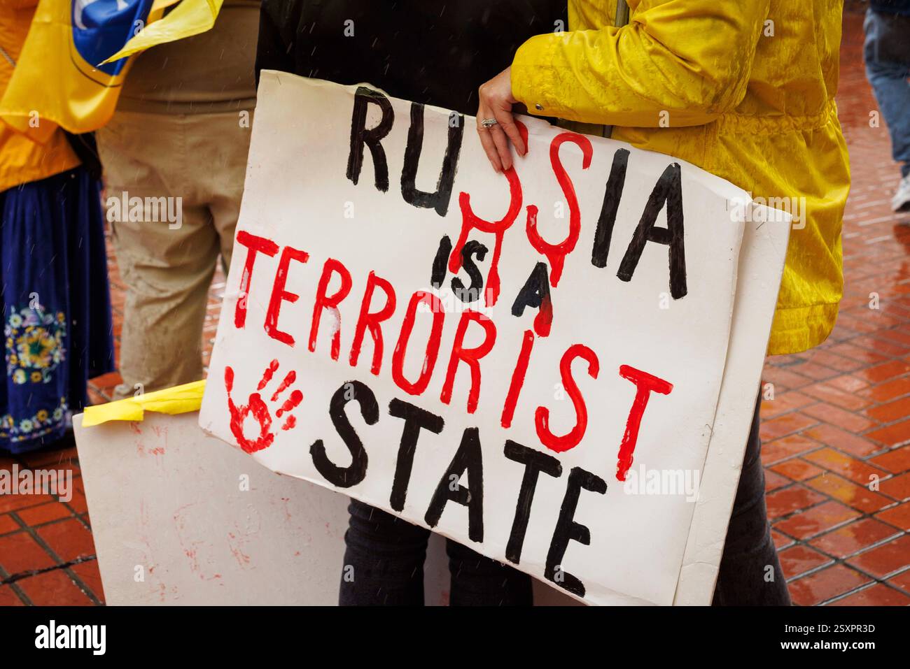 Several hundred people supporting the Portland, Oregon Ukraine ...