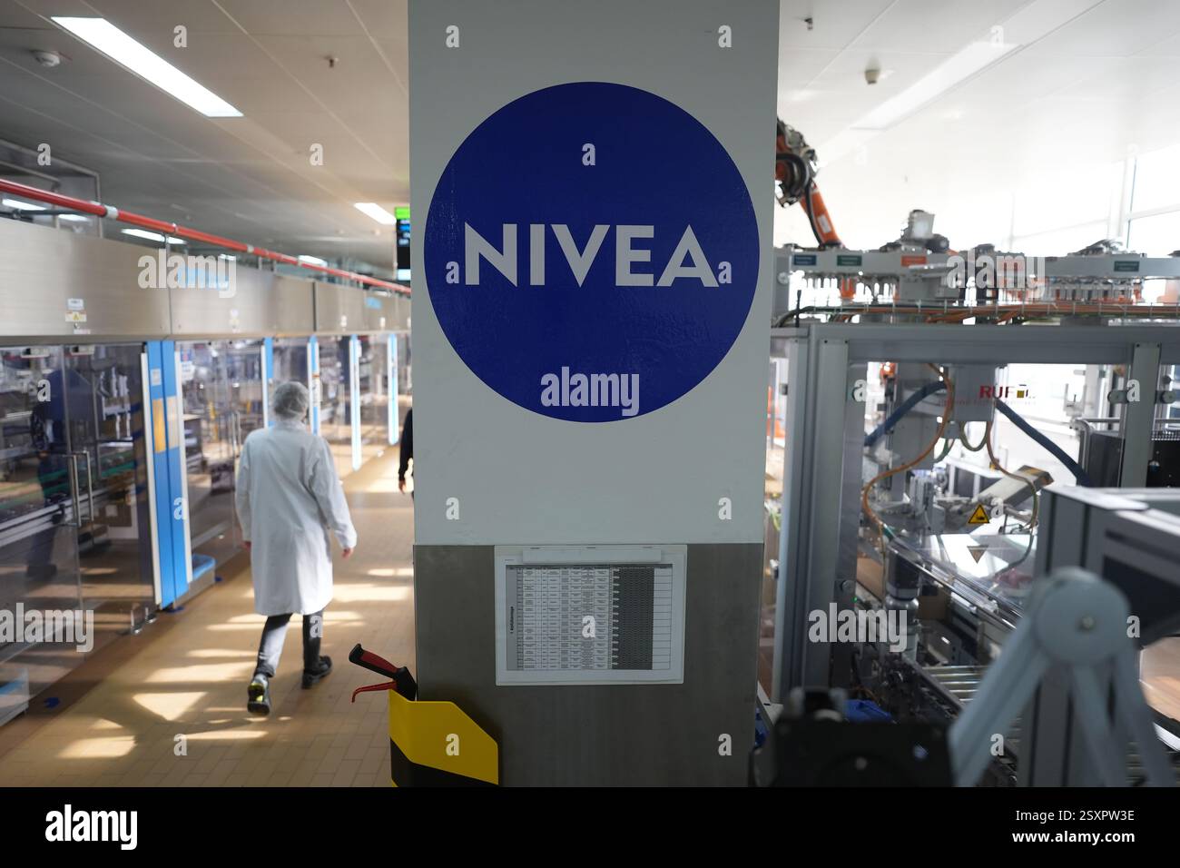 PRODUCTION - 25 February 2025, Hamburg: An employee walks through a ...