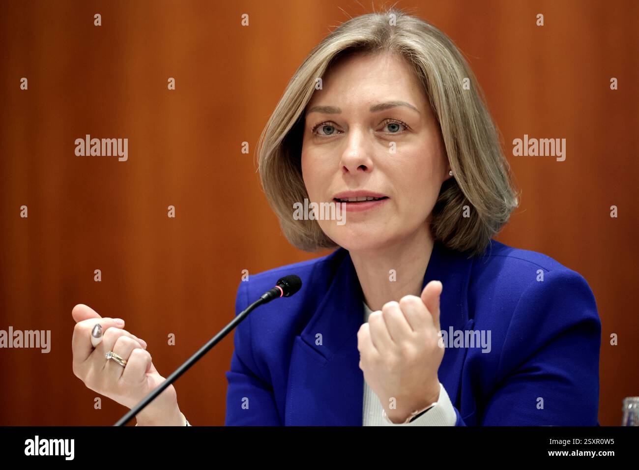 Dr. Helena Melnikov, Hauptgeschaeftsfuehrerin DIHK, PK zu - IHK-Unternehmensbarometer 2025, DEU ...