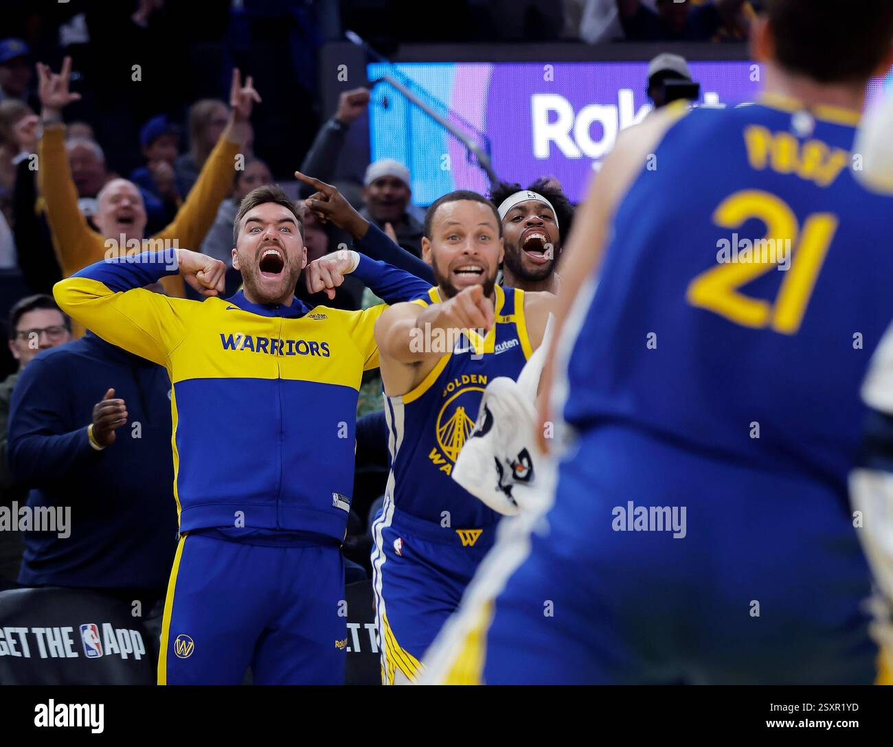 The bench reacts to Quinten Post's (21) dunk in the second half as the ...
