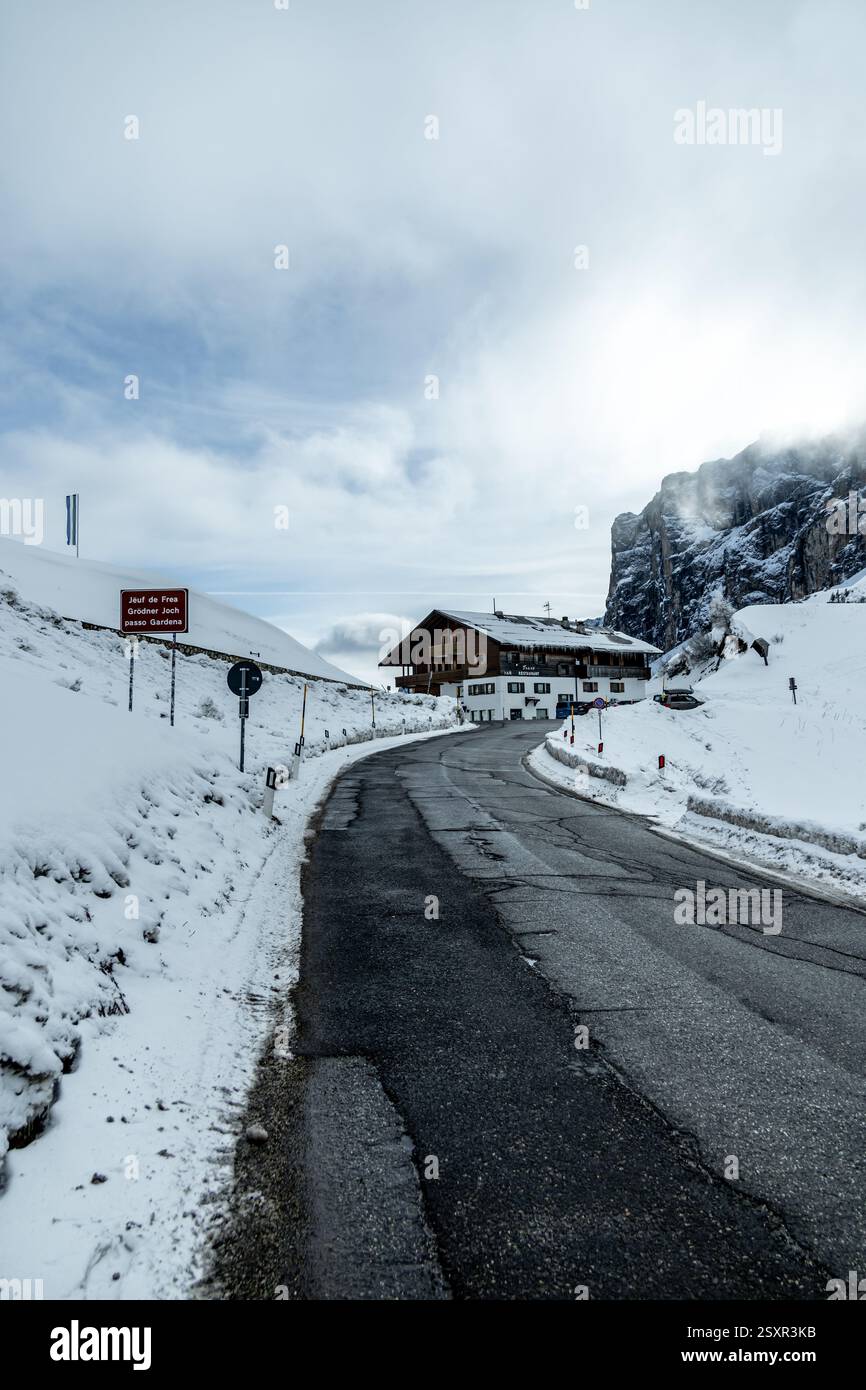 Up to the Grödner Joch mountain pass between Wolkenstein and Corvar ...