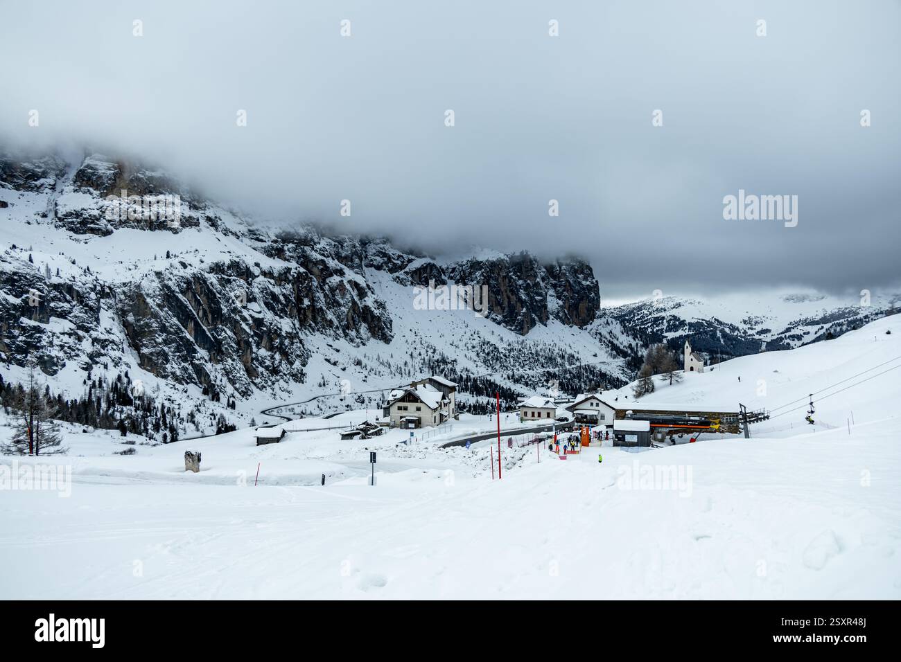Up to the Grödner Joch mountain pass between Wolkenstein and Corvar ...