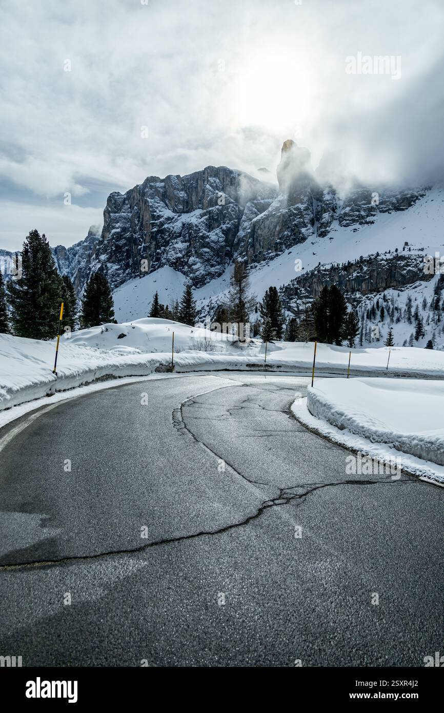 Up to the Grödner Joch mountain pass between Wolkenstein and Corvar ...