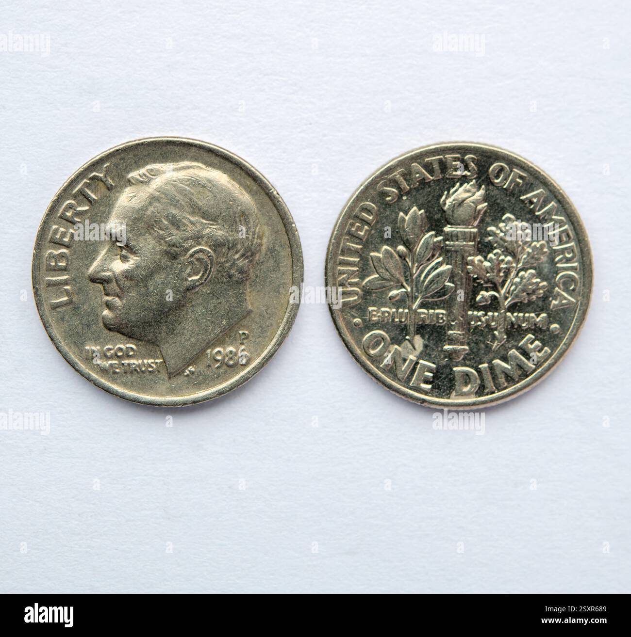 Still life of the front and reverse sides of an American one dime coin dated 1986 Stock Photo ...