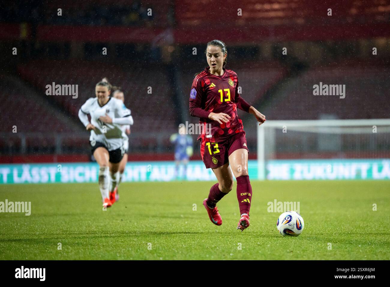 Sara Daebritz (Deutschland, #13) am Ball, GER, Deutschland vs ...