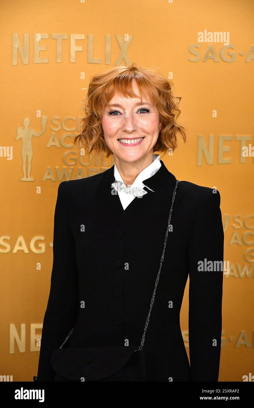 Lia Williams attends the 31st Annual Screen Actors Guild Awards at ...
