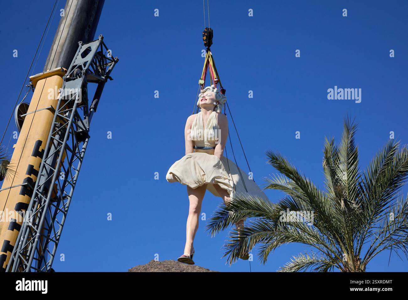 Palm Springs, California, USA. 25th Feb, 2025. The 26-foot-tall ...