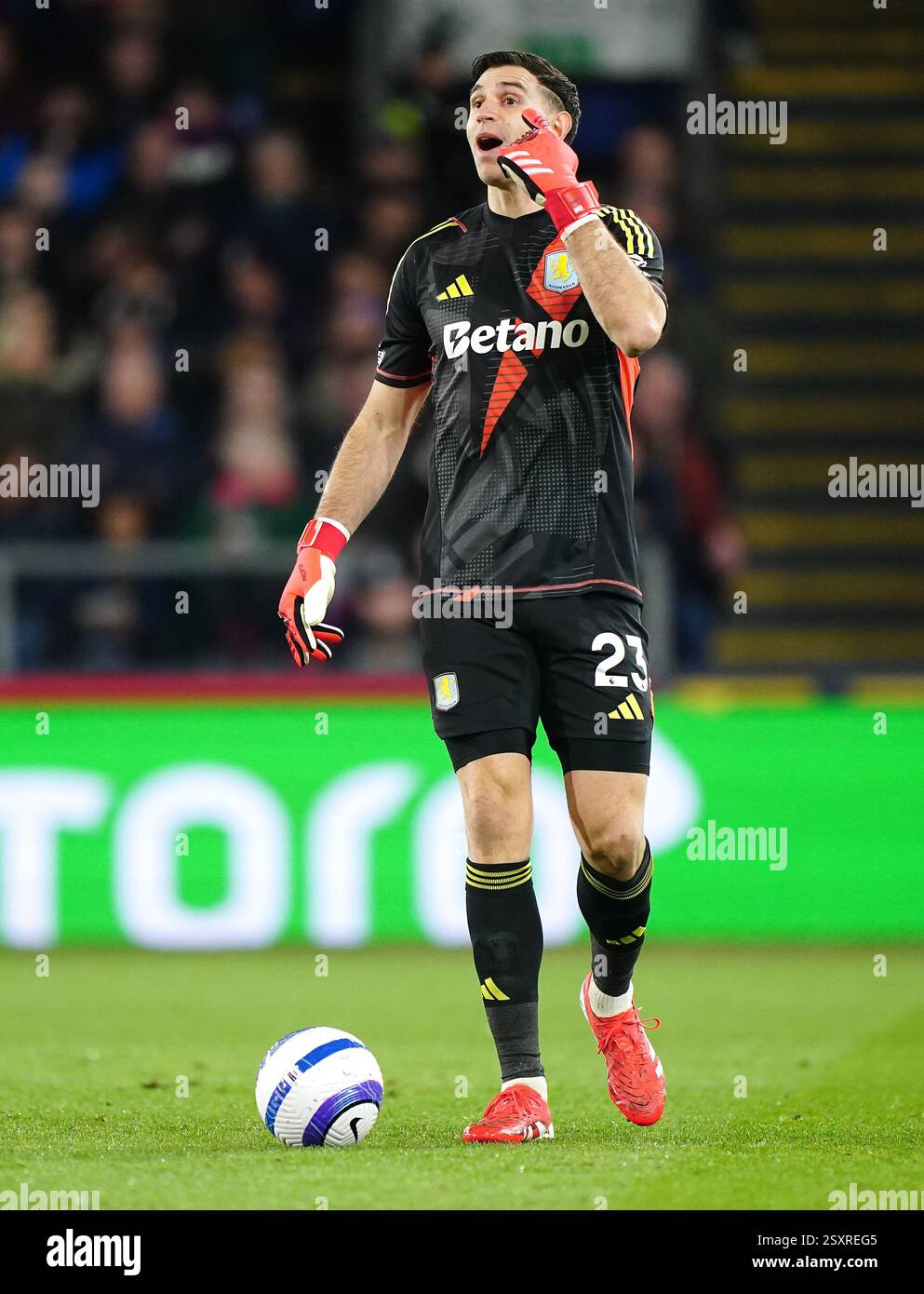 Goalkeeper emiliano martinez 2025 hi-res stock photography and images ...