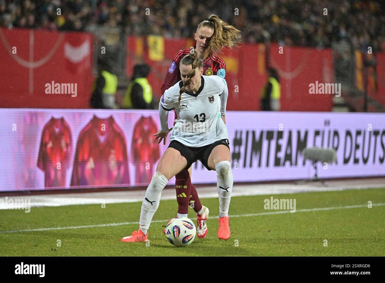 Bild zeigt: v.l.n.r. Vivien Endemann (Deutschland), Virginia ...