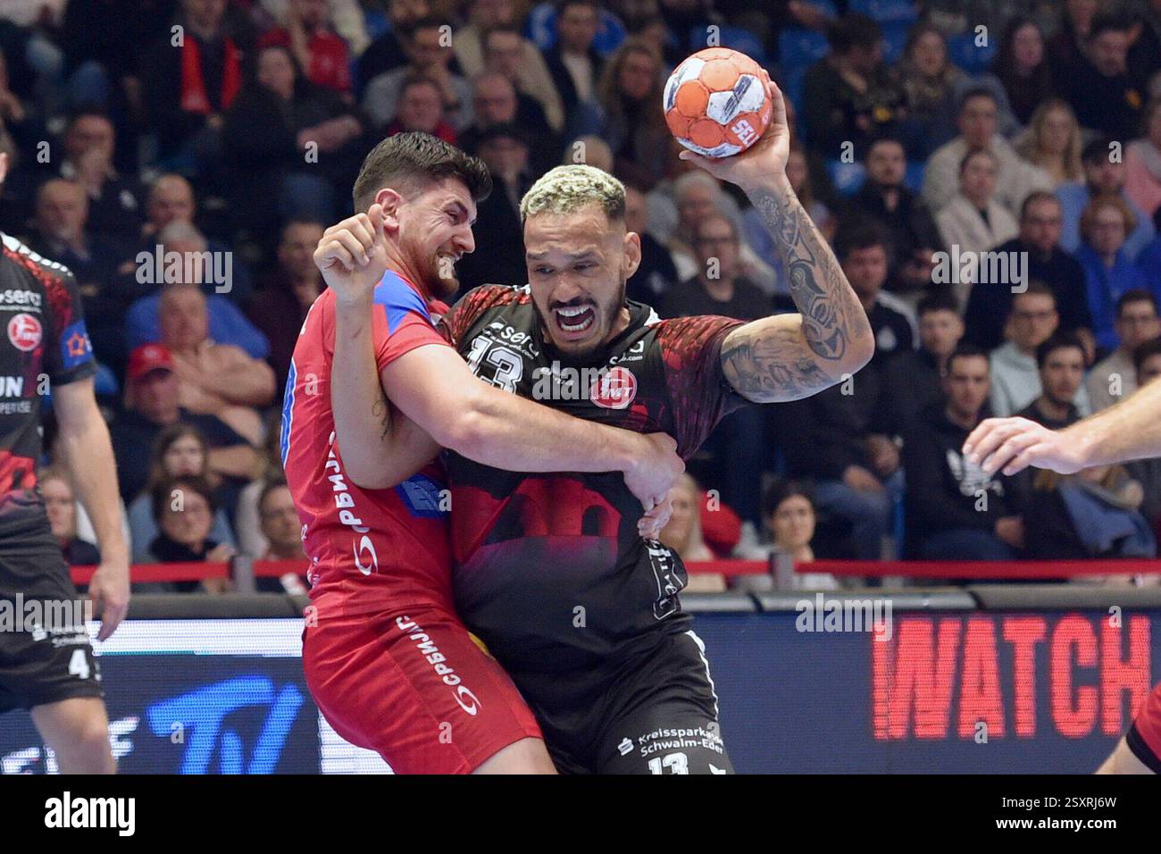 Rogerio Moraes Ferreira (MT Melsungen #13) (am Ball), Milan Jovanovic (RK Vojvodina, #98), GER ...