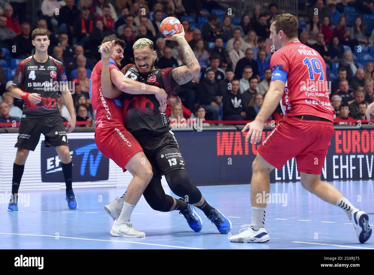 Rogerio Moraes Ferreira (MT Melsungen #13) (am Ball), Milan Jovanovic ...