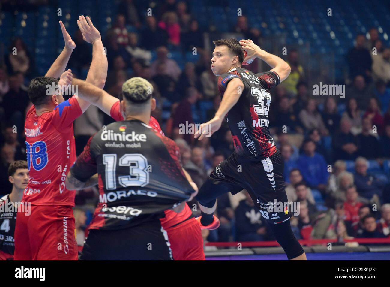 Aaron Mensing (MT Melsungen #33) beim Wurf; Milan Jovanovic (RK ...