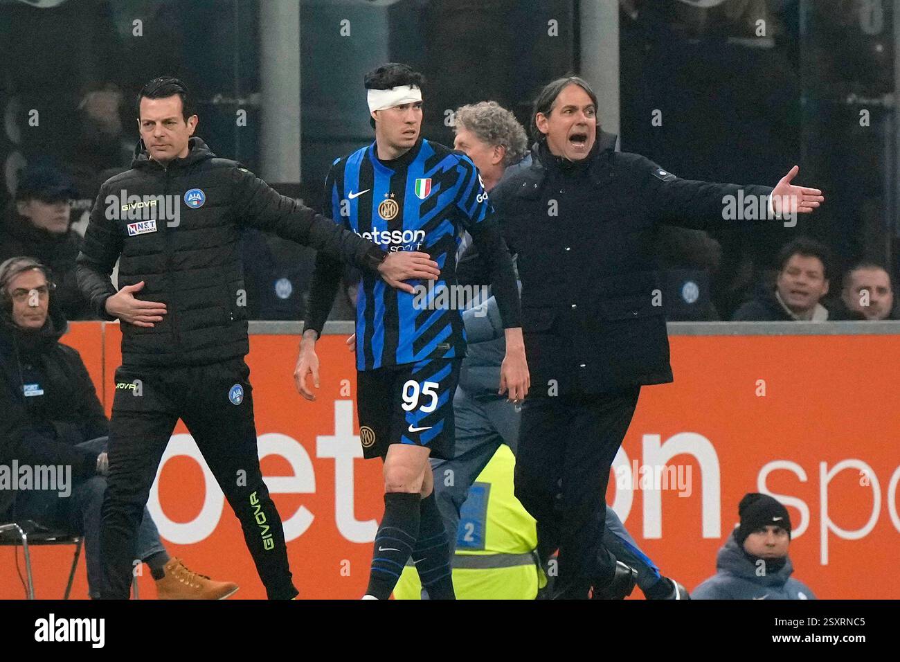 Inter Milan's head coach Simone Inzaghi, right, reacts as Inter Milan's ...