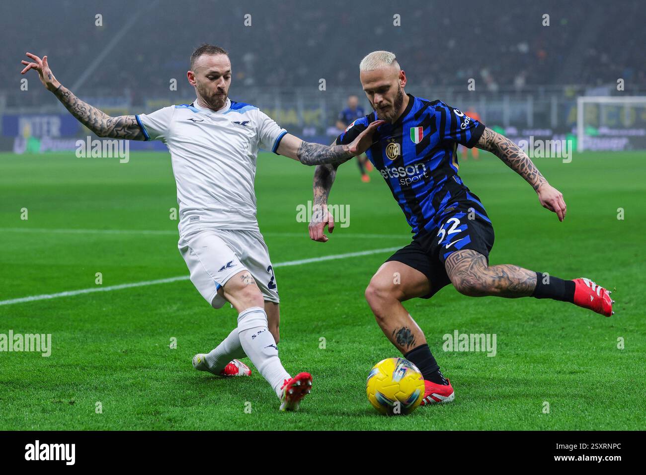 Federico Dimarco of FC Internazionale competes for the ball with Manuel ...