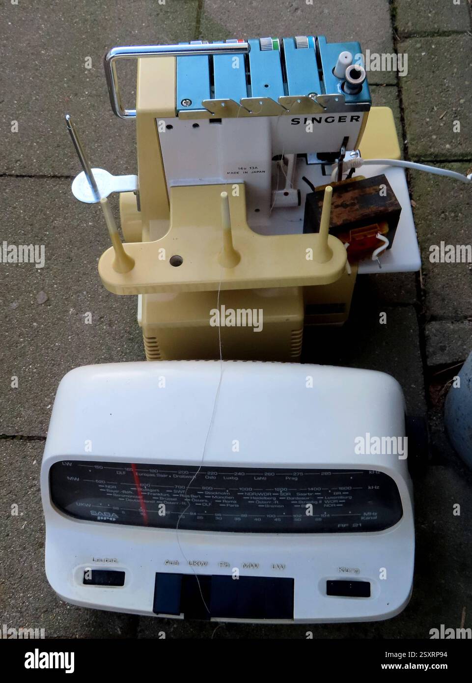 ...Radio historisch Firma Saba - Oldtimer - Naehmaschine Singer ...