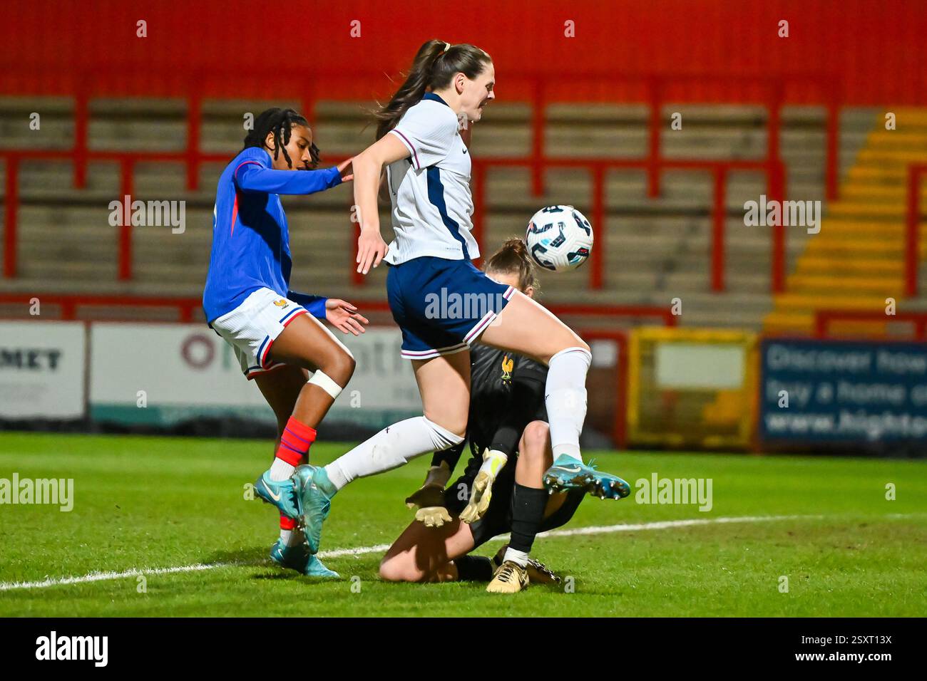 Isobel Goodwin (9 England) challenged by Jade Rastocle (13 France) and ...