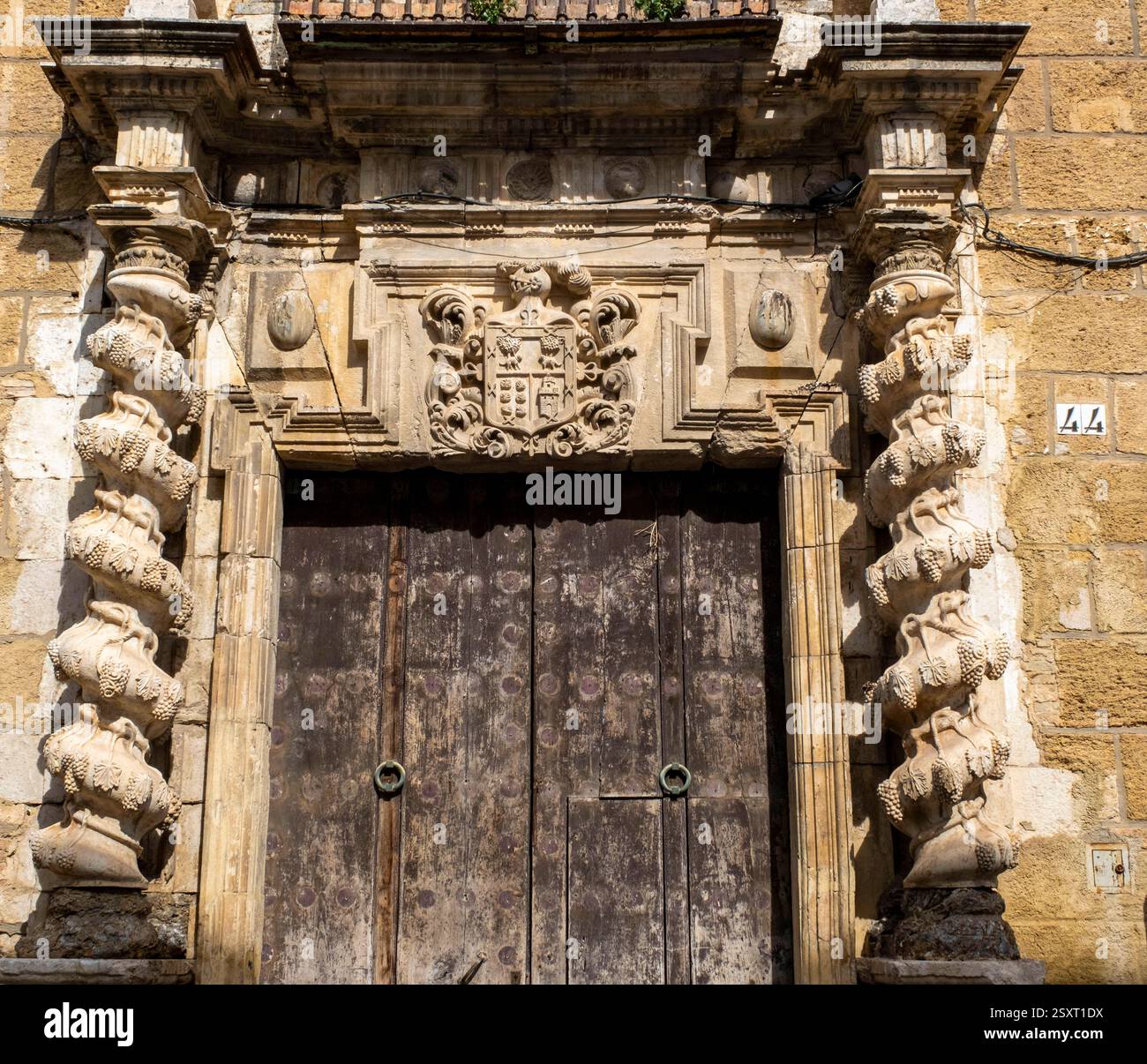 Grape and vine leave columns hi-res stock photography and images - Alamy