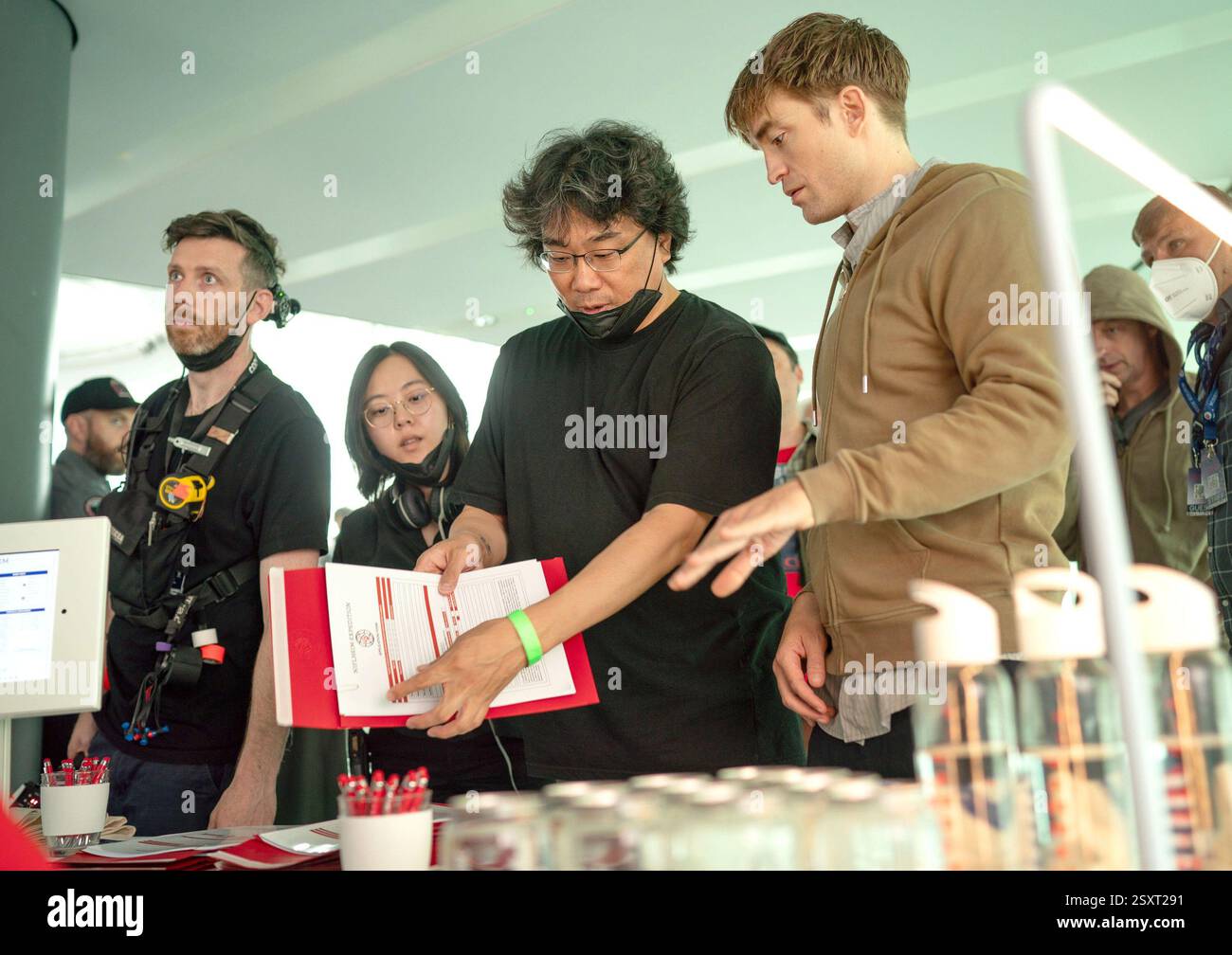 MICKEY 17, director Bong Joon Ho (center), Robert Pattinson (right), on ...