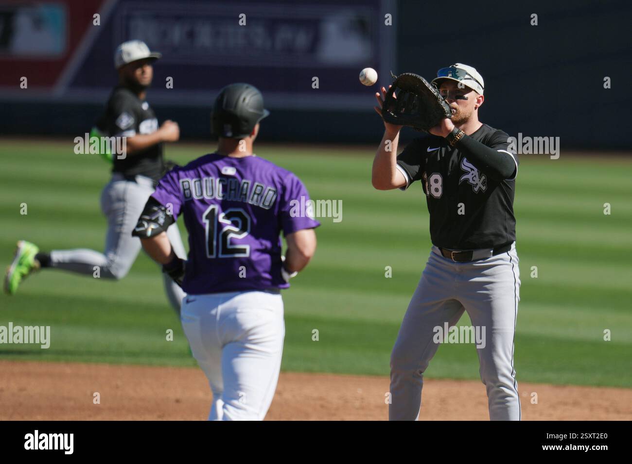 Chicago White Sox first baseman Brandon Drury (28) makes a catch at ...