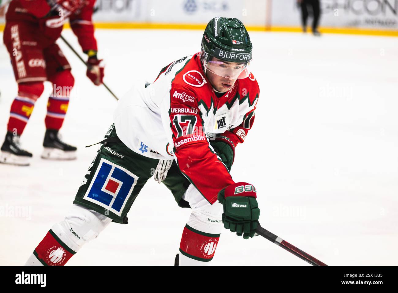 250225 Frölundas Isac Born under ishockeymatchen i SHL mellan Timrå och ...