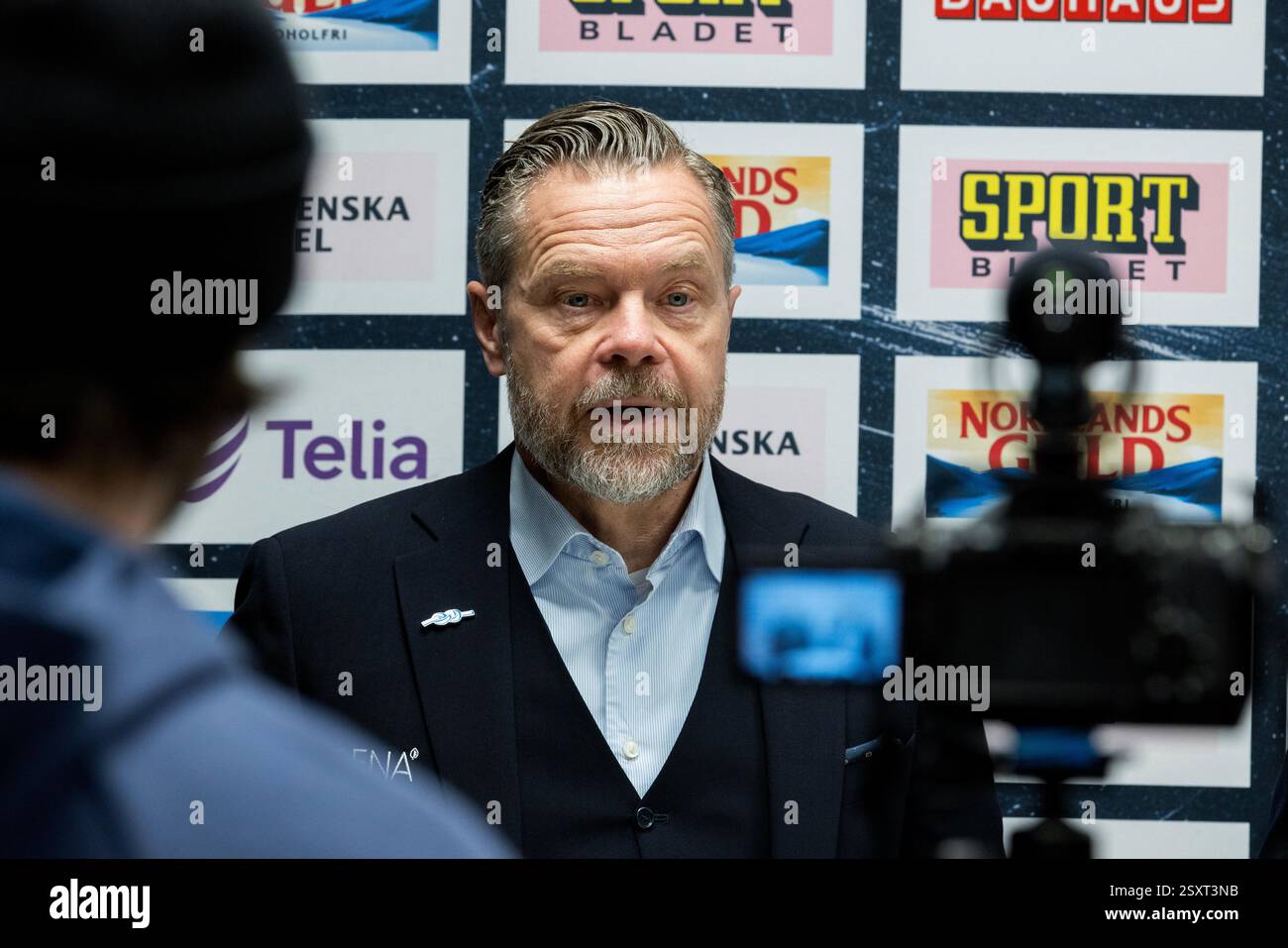 250225 Växjös assisterande tränare Fredrik Hellgren under ...