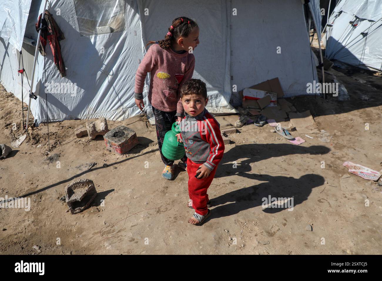 (250226) -- GAZA, Feb. 26, 2025 (Xinhua) -- Palestinian children are ...