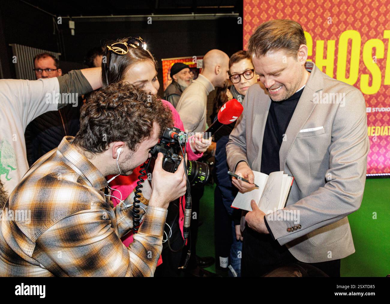 Neue ard serie hi-res stock photography and images - Alamy