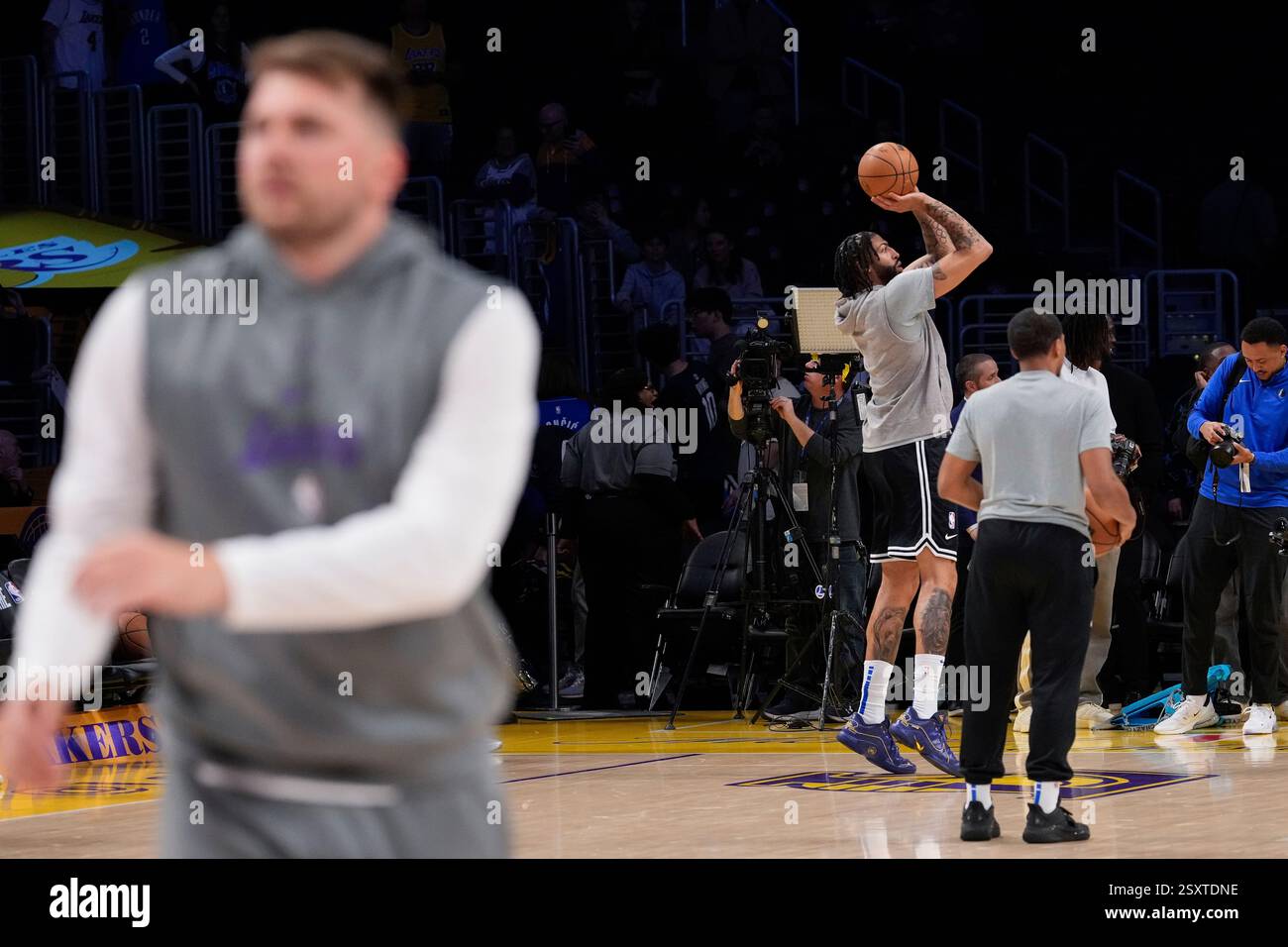 Dallas Mavericks forward Anthony Davis, fourth from right, and Los ...