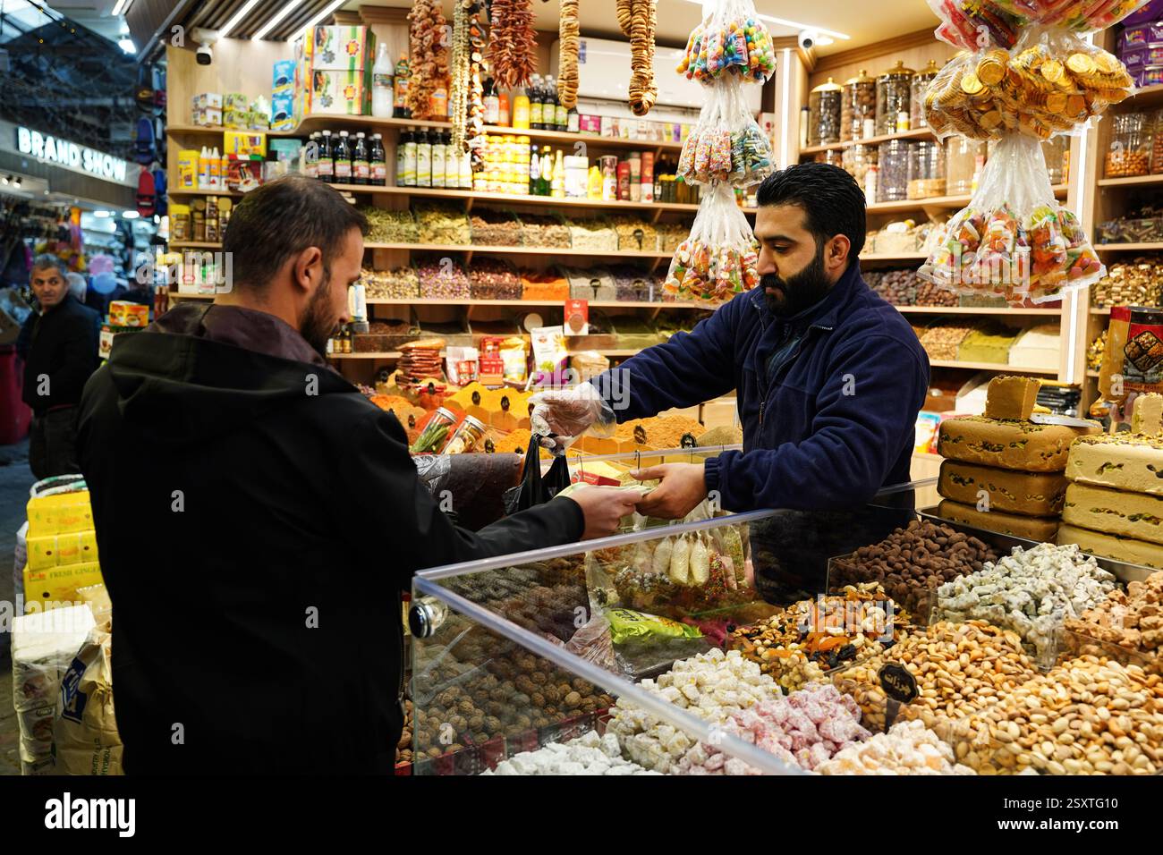 Duhok, Iraq. 25th Feb, 2025. An Iraqi Kurdish vendor sells spices in ...