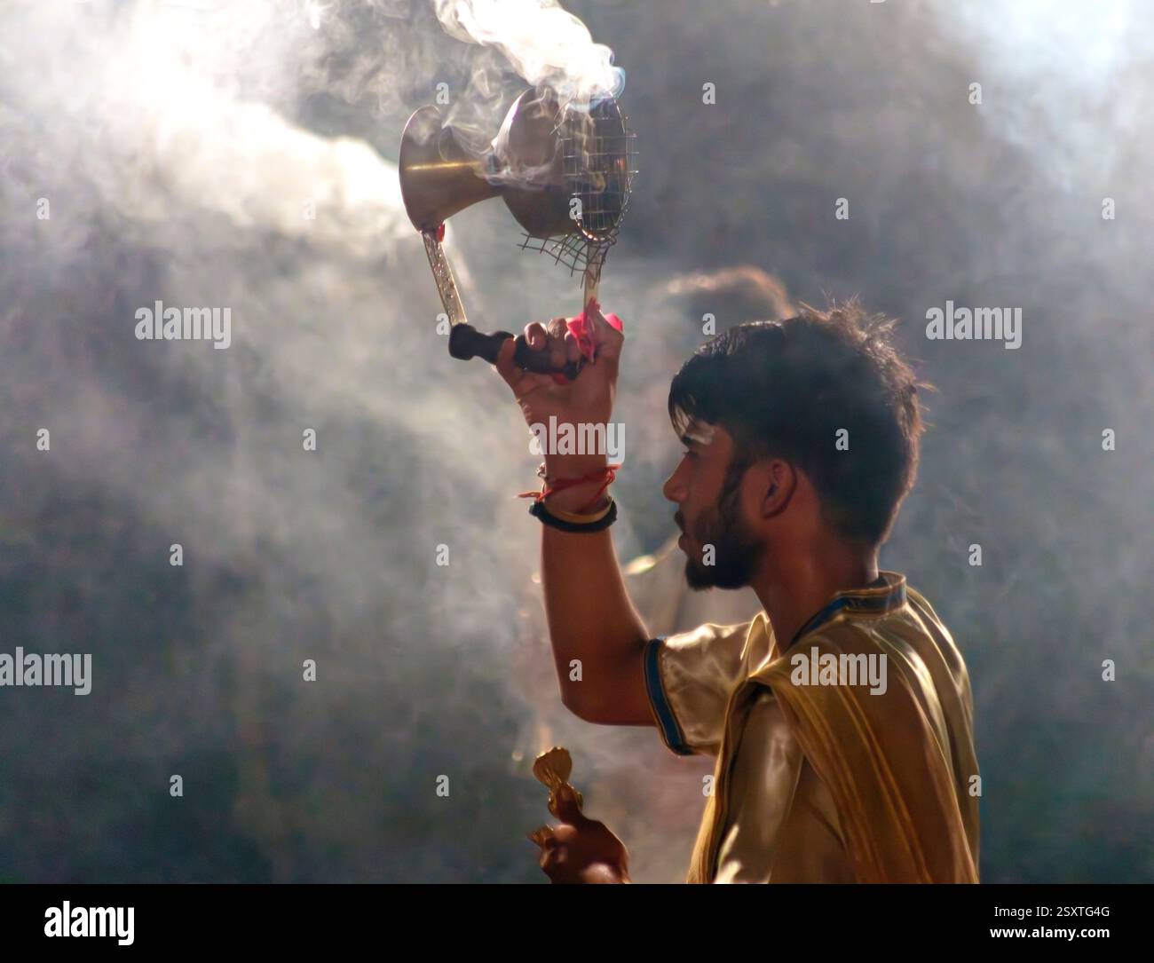 Hindu priests with incense at funeral ritual Stock Photo - Alamy
