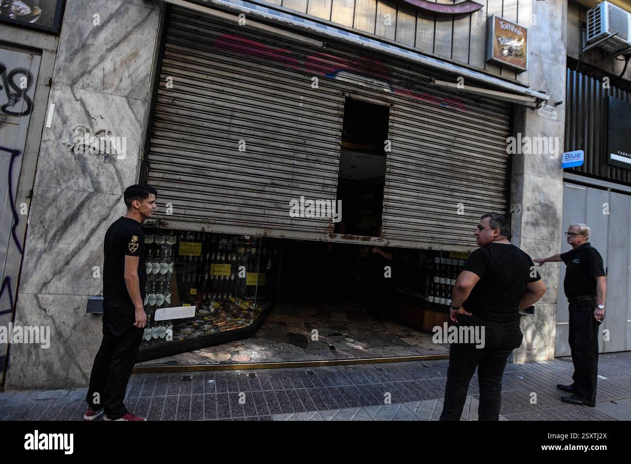 (250226) -- SANTIAGO, Feb. 26, 2025 (Xinhua) -- Workers close a liquor ...