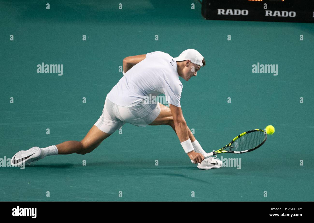 (250226) -- ACAPULCO, Feb. 26, 2025 (Xinhua) -- Holger Rune of Denmark hits a return during the ...