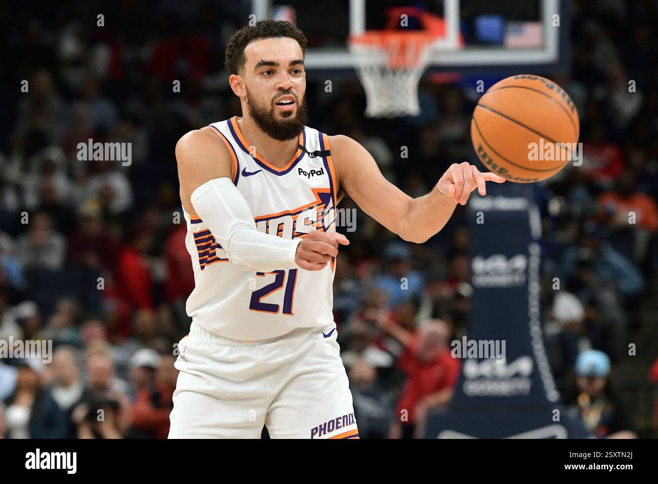 Phoenix Suns guard Tyus Jones (21) plays in the first half of an NBA ...
