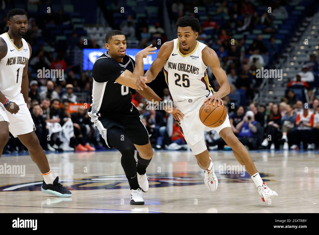 New Orleans Pelicans guard Trey Murphy III (25) drives to the basket as ...