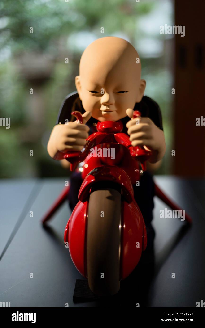 Photo shows a porcelain work from Shigeki Hayashi's "00" series on ...