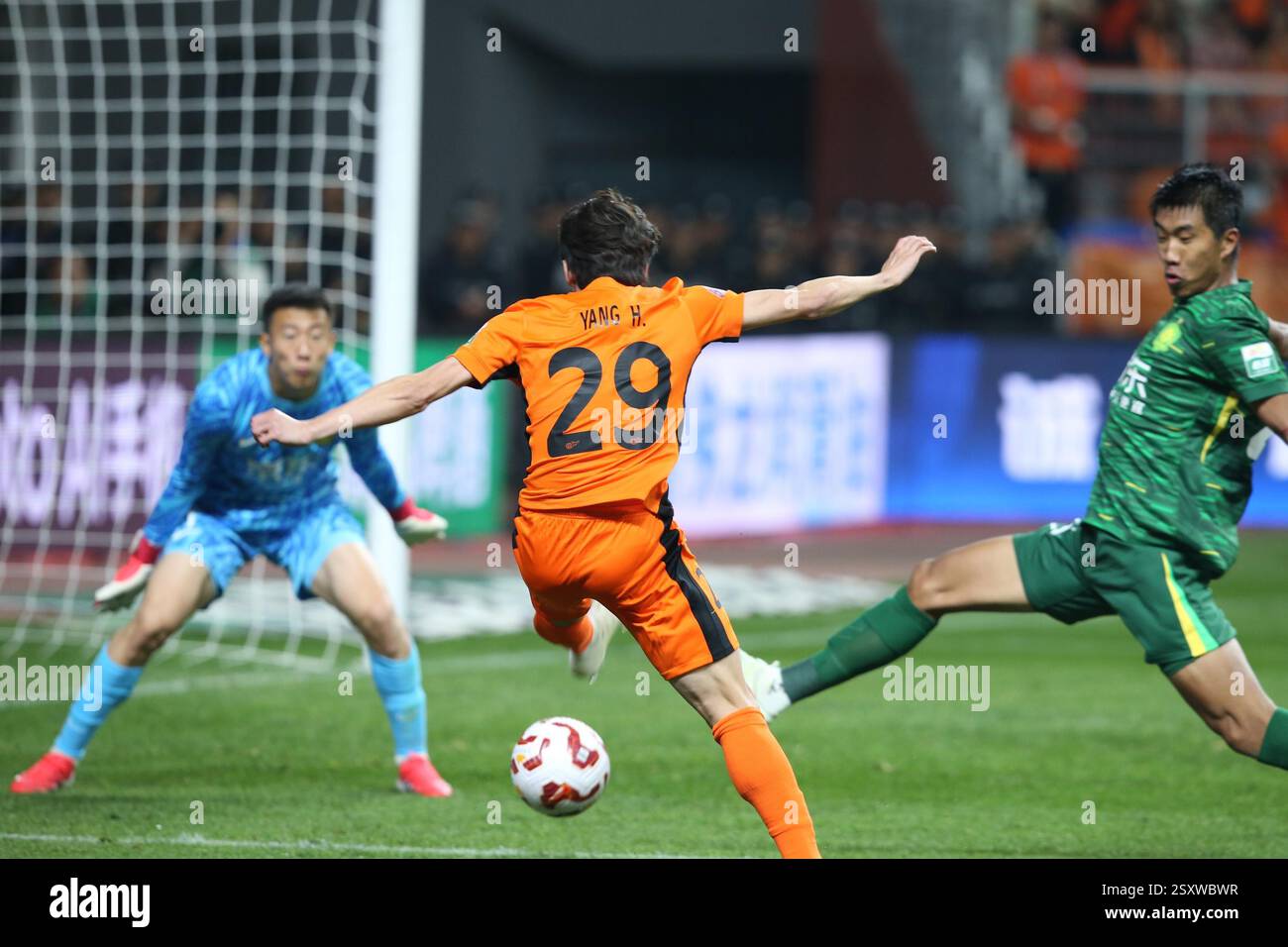 Beijing Guoan Football Club defeated Yunnan Yukun Football Club with 2 ...
