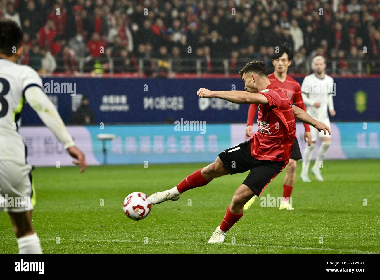 Chengdu Rongcheng Football Club defeated Wuhan Three Towns Football Club with 1-0 at the first ...