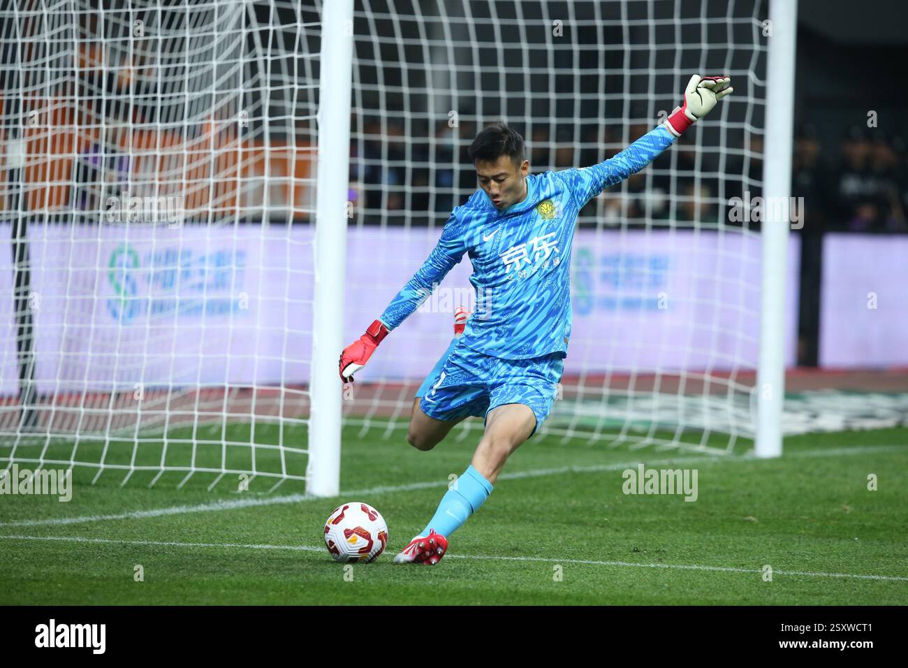 Beijing Guoan Football Club defeated Yunnan Yukun Football Club with 2 ...