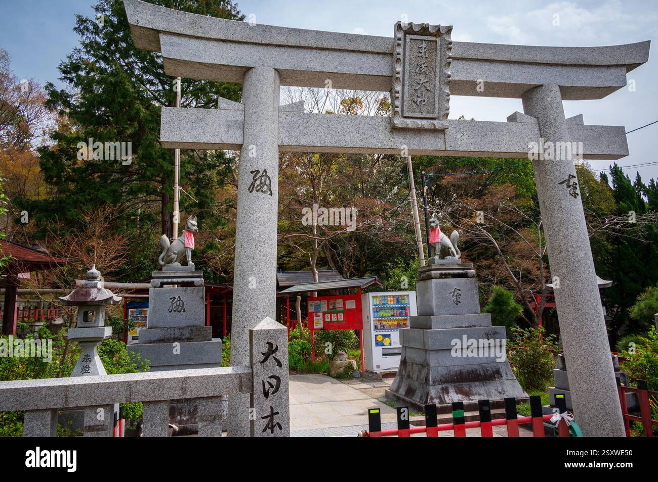 .View of the temple complex of the Fushimi Inari, an important Shinto ...