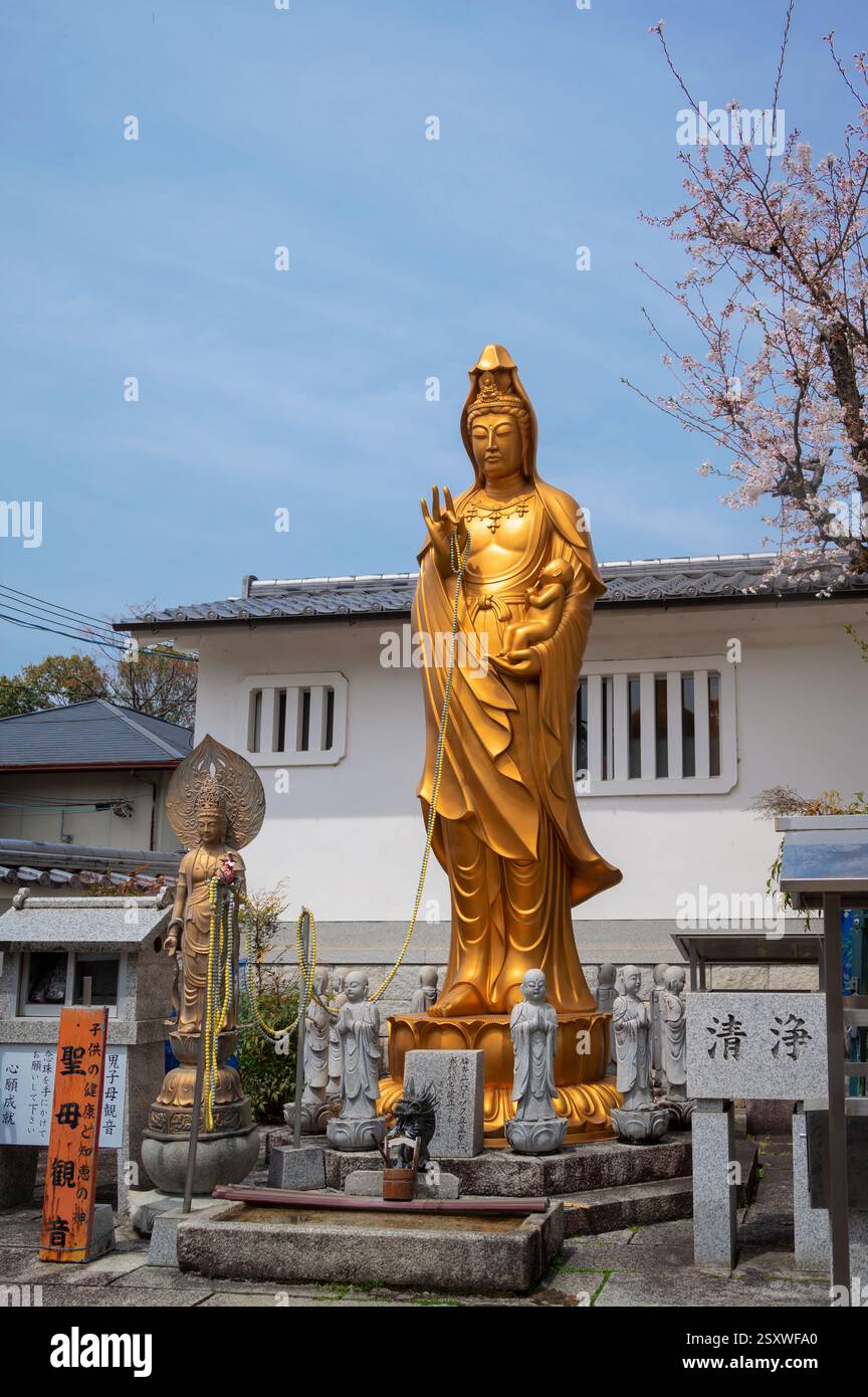 .View of the temple complex of the Fushimi Inari, an important Shinto ...