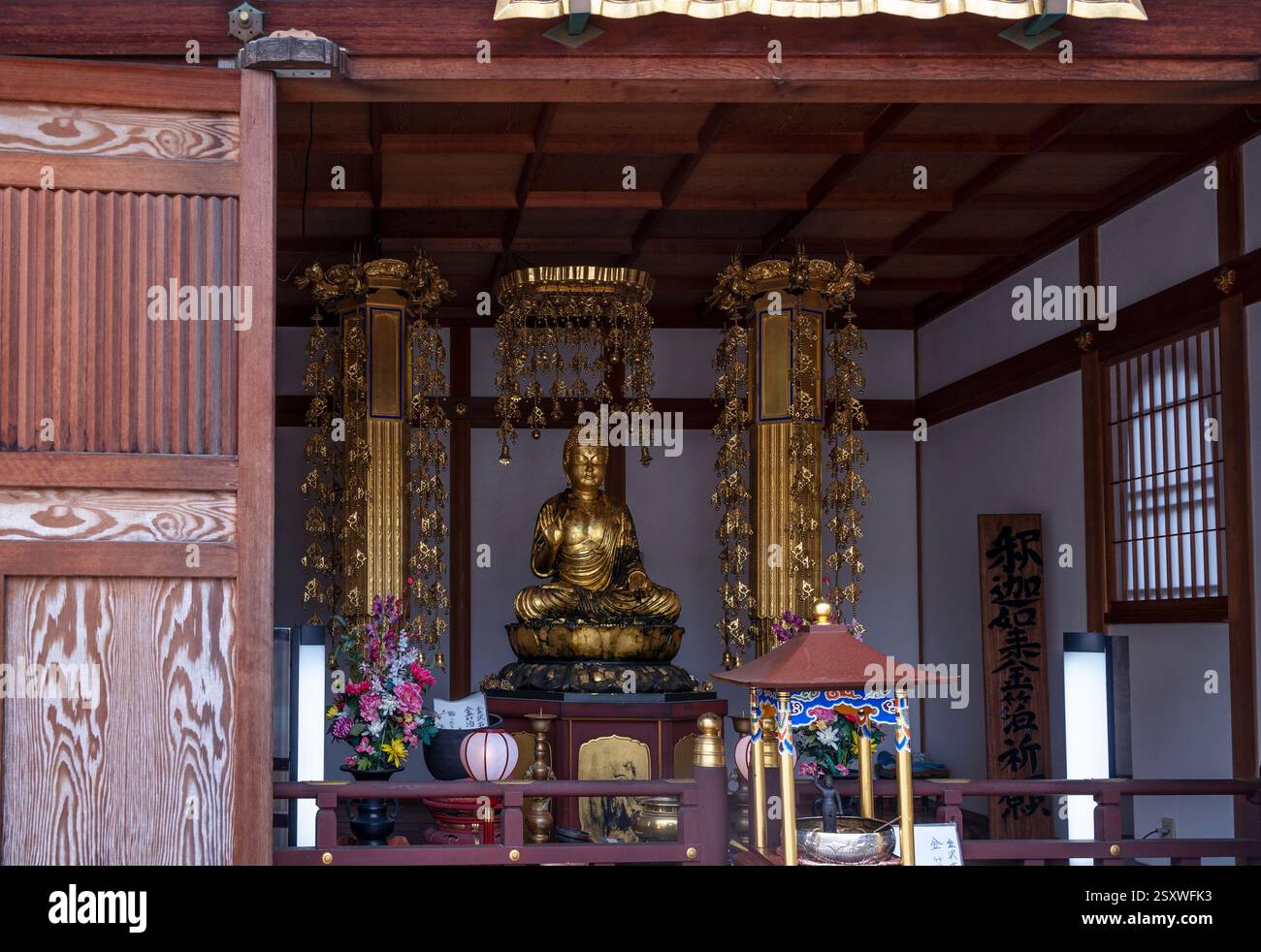 .View of the temple complex of the Fushimi Inari, an important Shinto ...