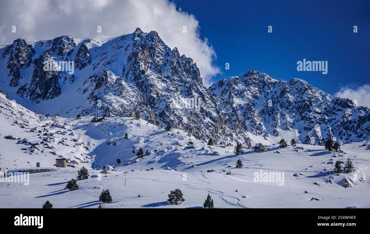 Picos nevados de europa hi-res stock photography and images - Alamy