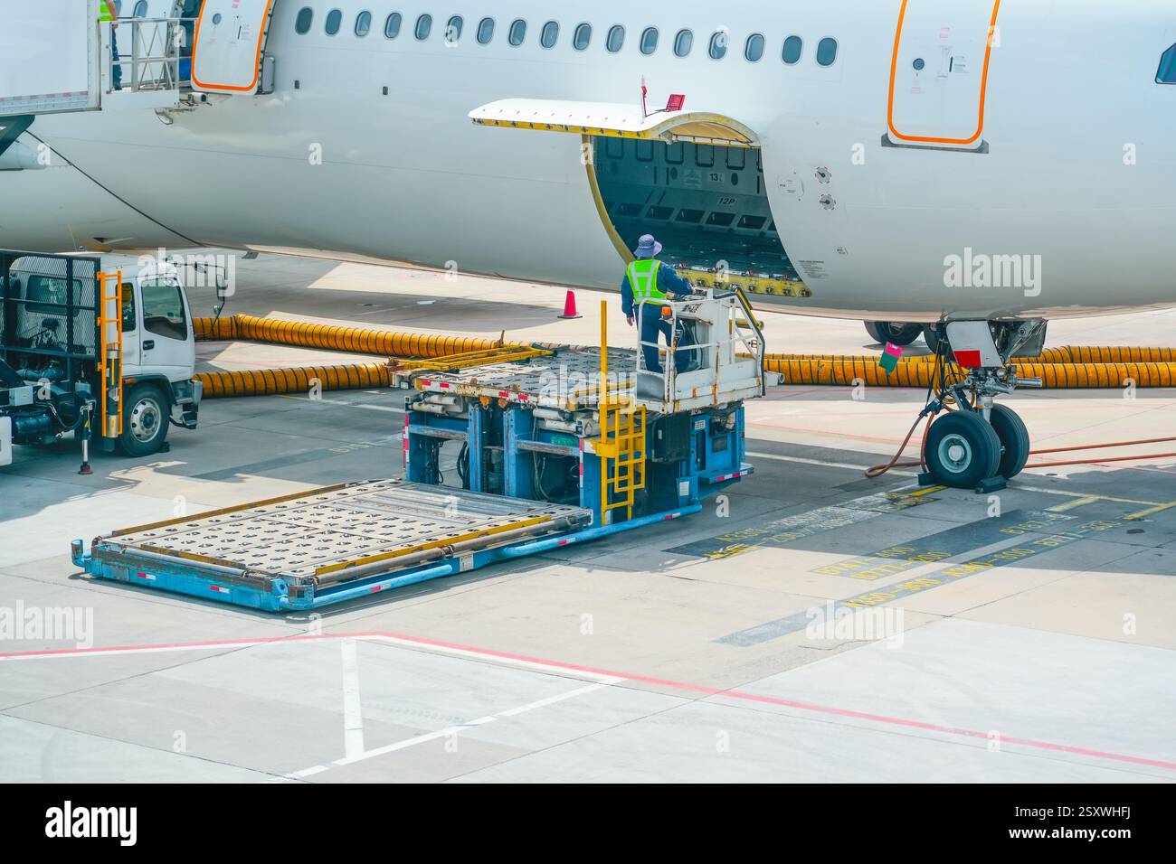 Luggage plane load hi-res stock photography and images - Alamy