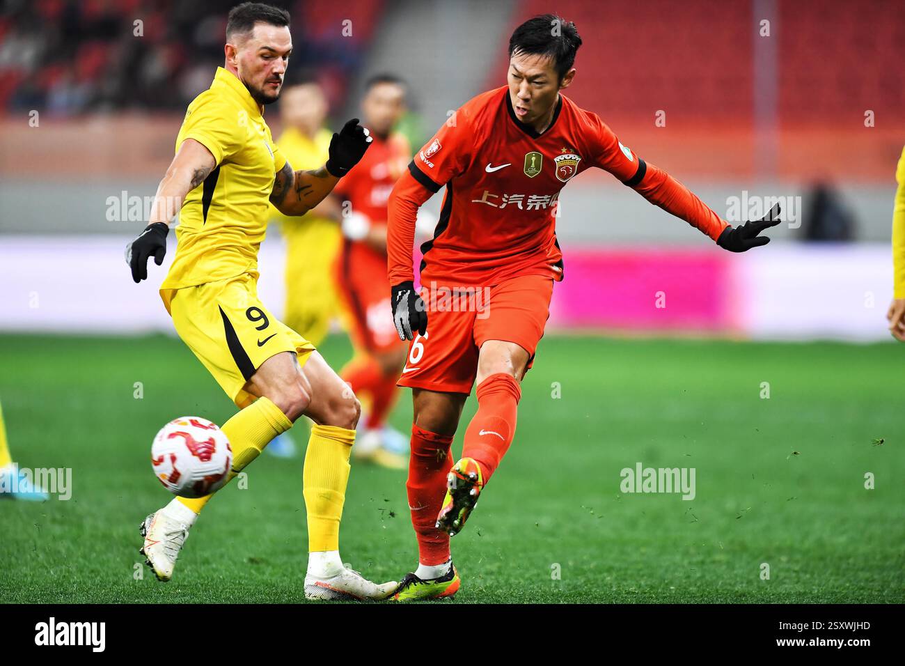 Shanghai Port Football Club defeated Shenzhen Peng City Football Club ...