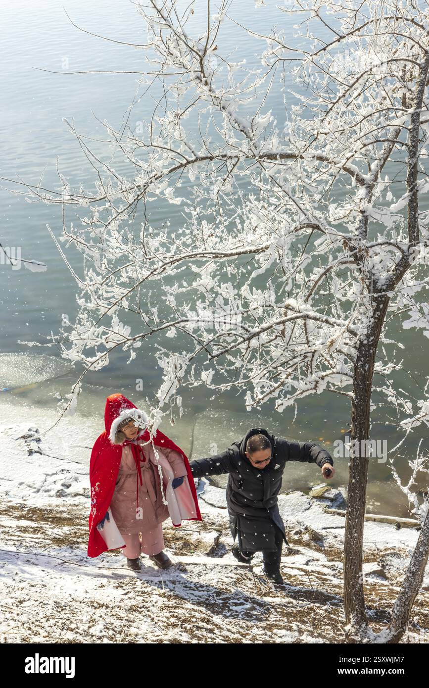 Rime scenery around the Songhua River draws visitors in Jilin City ...