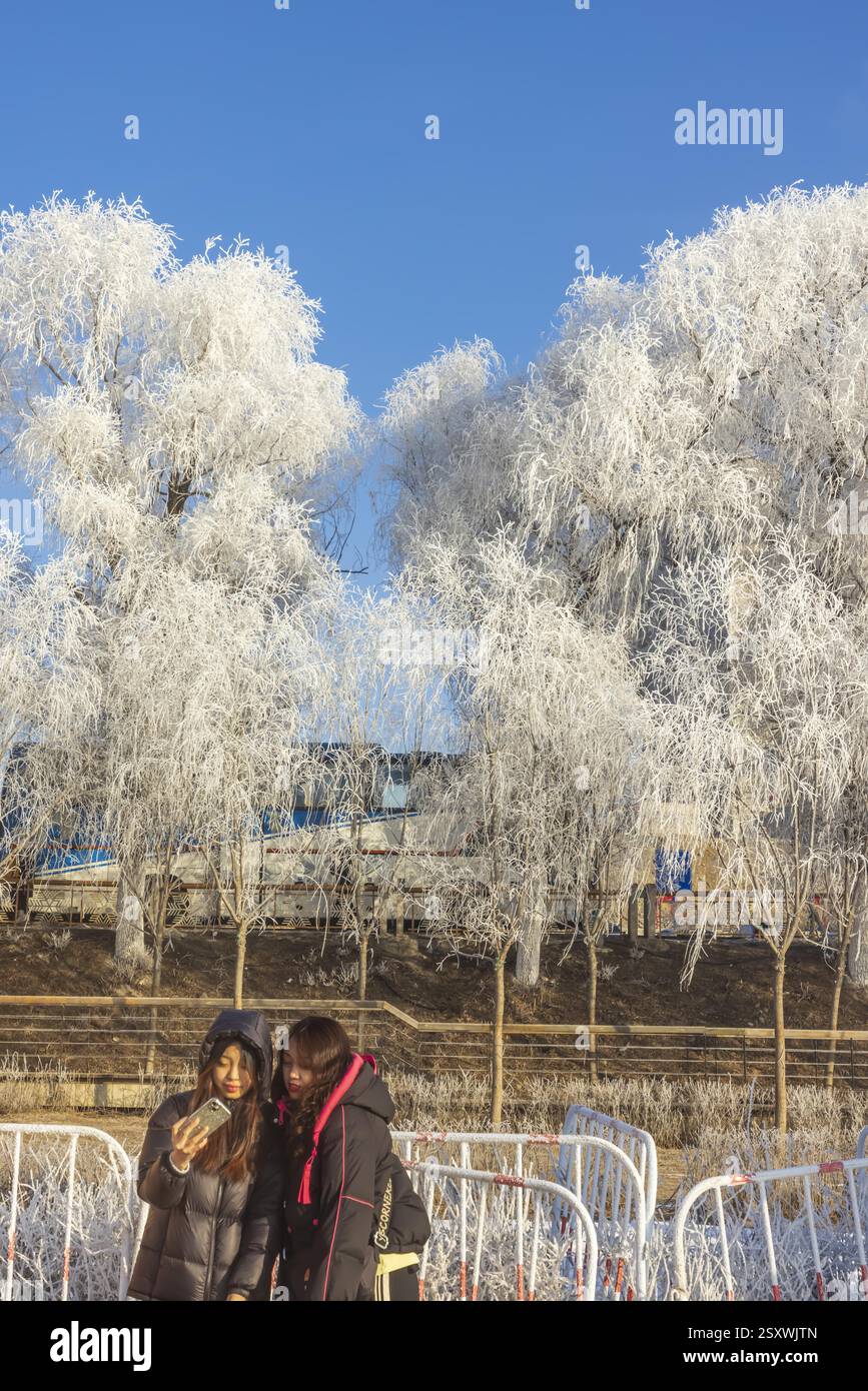 Rime scenery around the Songhua River draws visitors in Jilin City ...