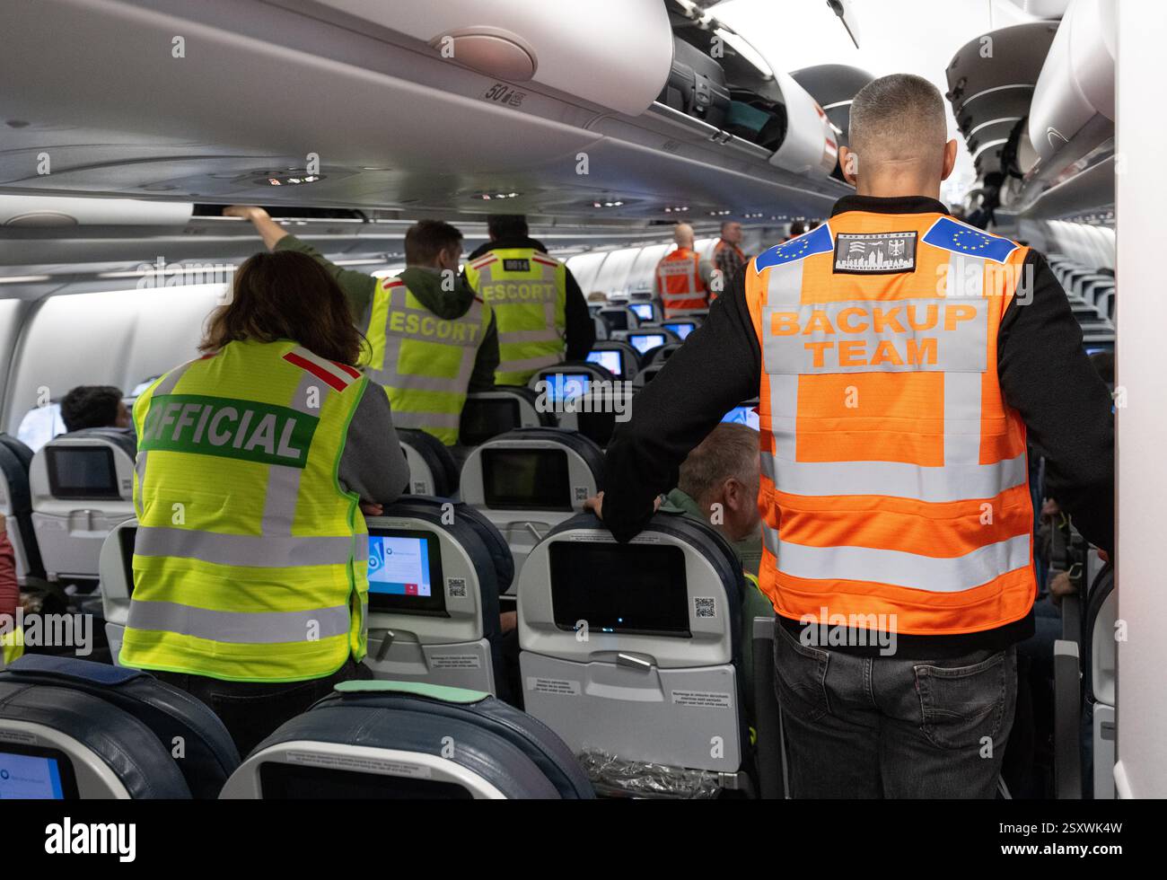 25 February 2025, Hesse, Frankfurt/Main: Officers from the German ...